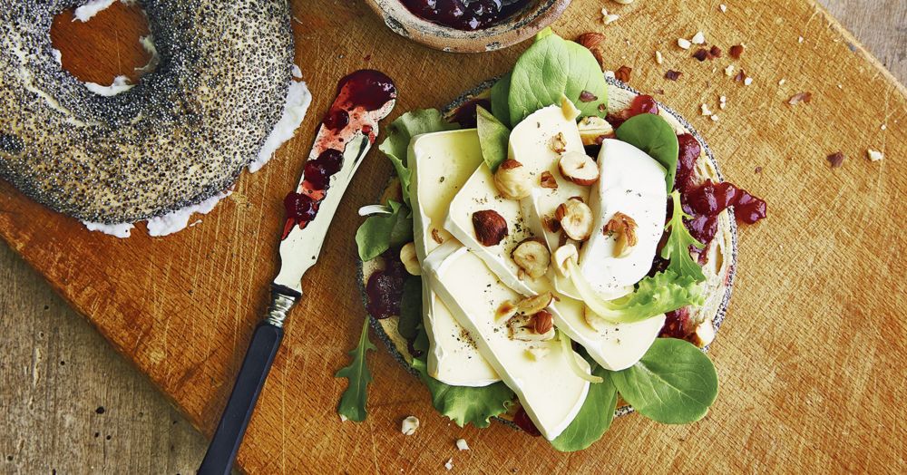 Camembert-Bagel mit Preiselbeeren Rezept | Küchengötter