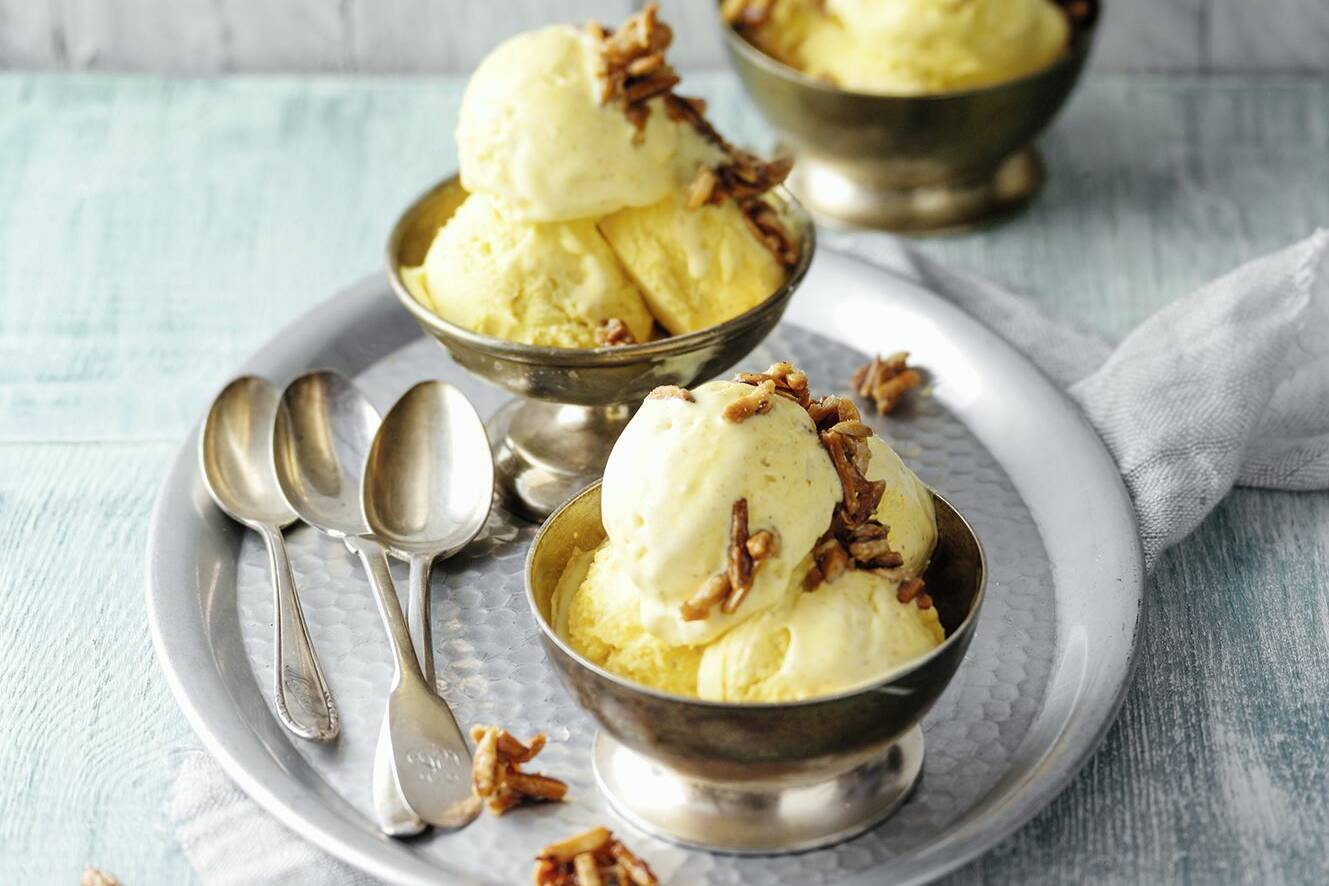 »Goldene Milch«-Eis mit Mandelkrokant Rezept | Küchengötter