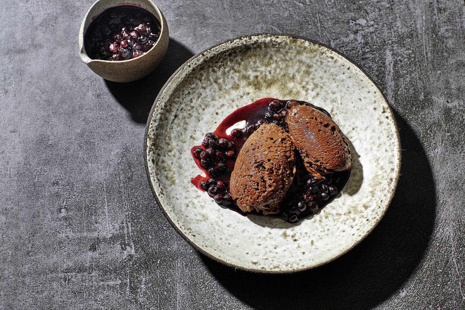 Tonka-Mousse-au-Chocolat mit Heidelbeersauce Rezept | Küchengötter