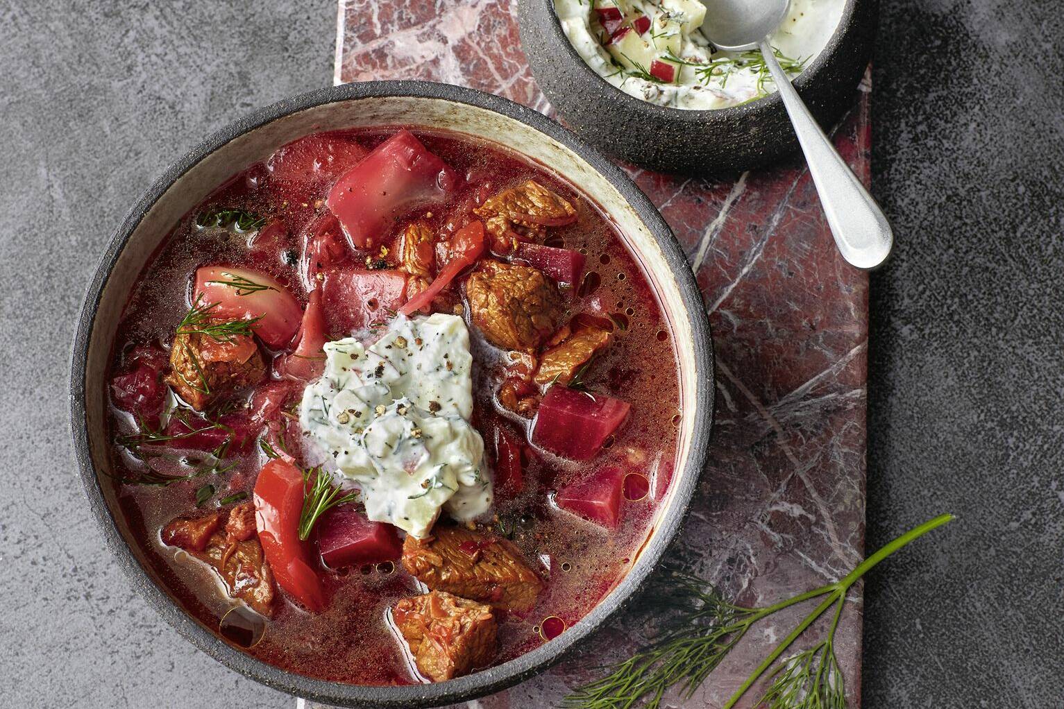 Rindfleisch-Borschtsch mit Apfel-Schmand Rezept | Küchengötter