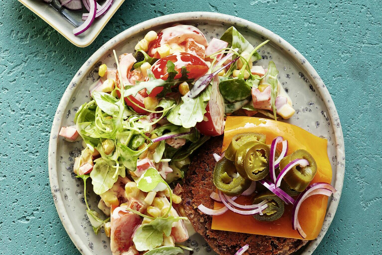 Tex-Mex-Burger mit buntem Salat Rezept | Küchengötter