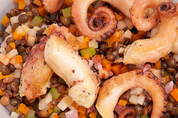 Gebratener Oktopus auf Linsen Rezept | Küchengötter