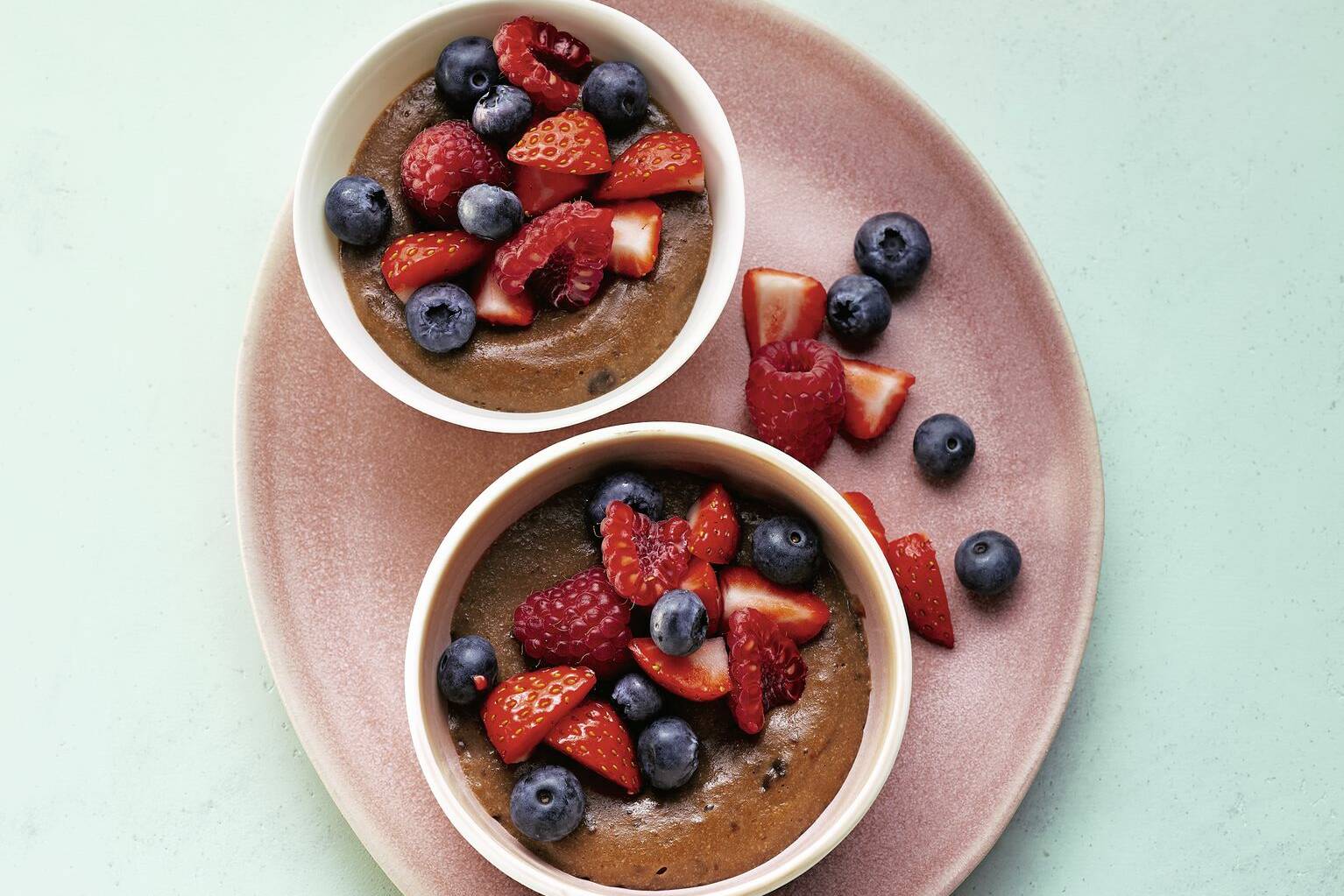 Zuckerfreier Schokopudding mit Beeren Rezept | Küchengötter