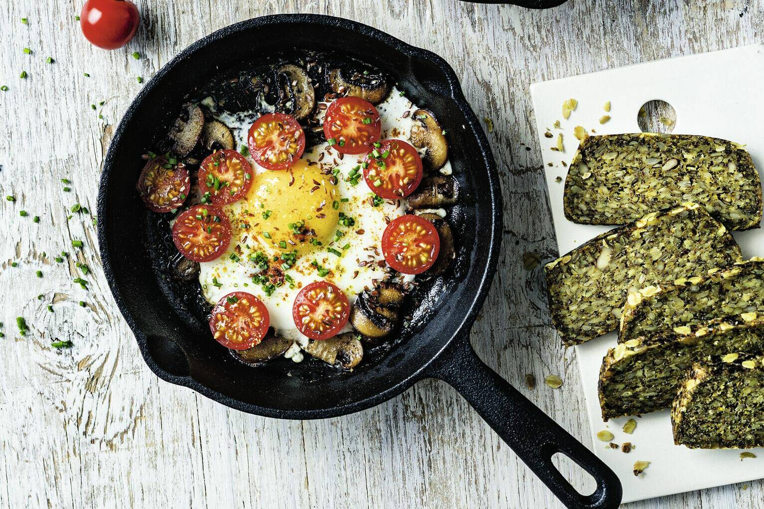 Spiegeleier auf Tomaten und Champignons Rezept | Küchengötter