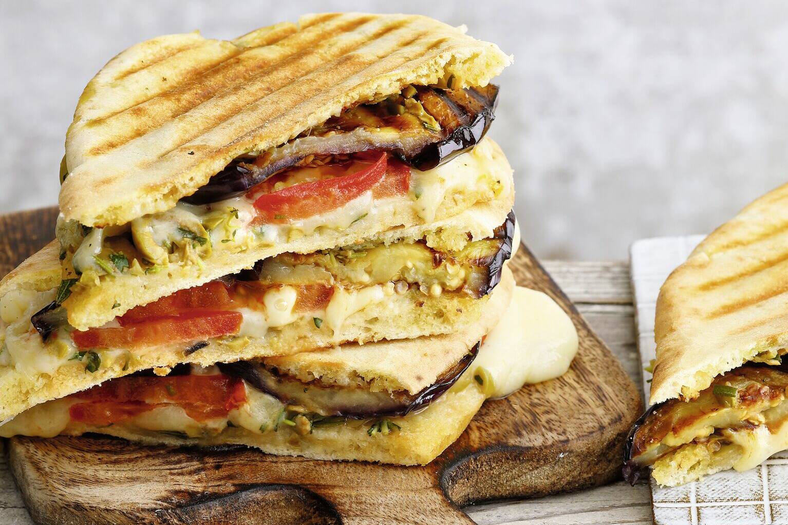 Auberginen-Tapenade-Panini Rezept | Küchengötter