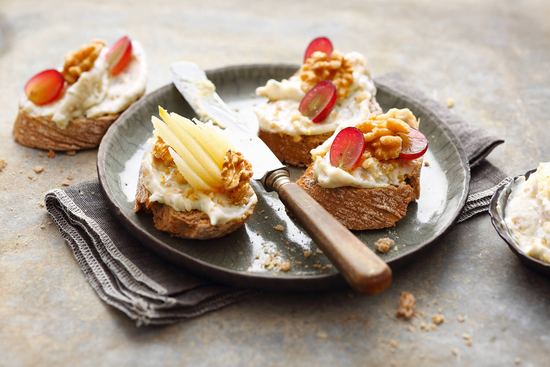 Gorgonzola-Canapés mit Walnüssen Rezept | Küchengötter
