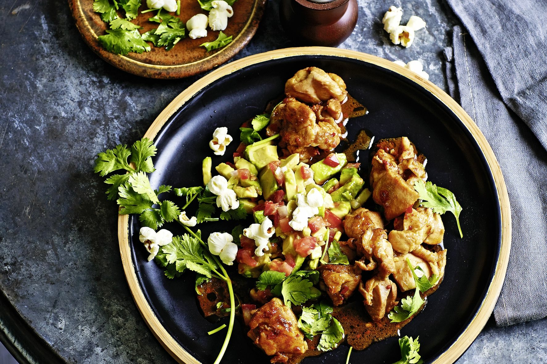 Chicken Mole mit Avocado, Tomate und Popcorn | Low Carb | Küchengötter