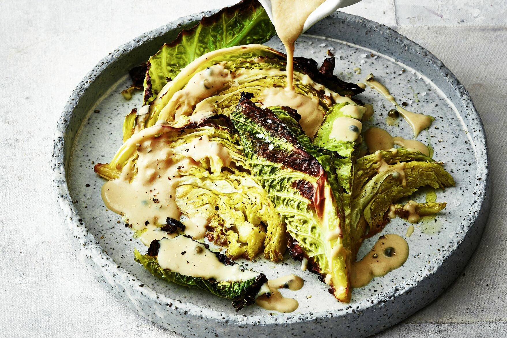 Gerösteter Wirsing mit »käsiger« Pfeffersauce Rezept | Küchengötter