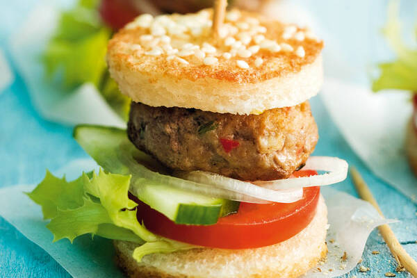 Mini-Spieß-Burger mit Tomate, Gurke und Salat Rezept | Küchengötter