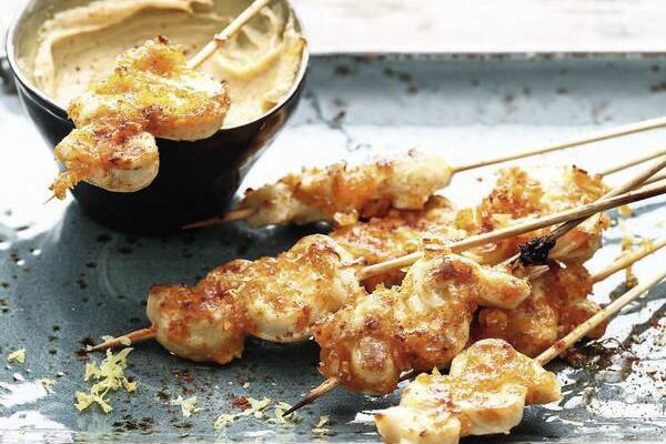 Hähnchen-Saté-Spieße mit Erdnuss-Dip Rezept | Küchengötter