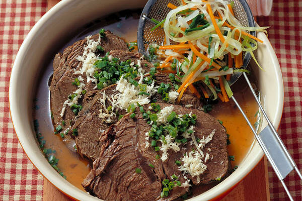 Gesottene Rinderschulter im Meerrettichsud Rezept | Küchengötter