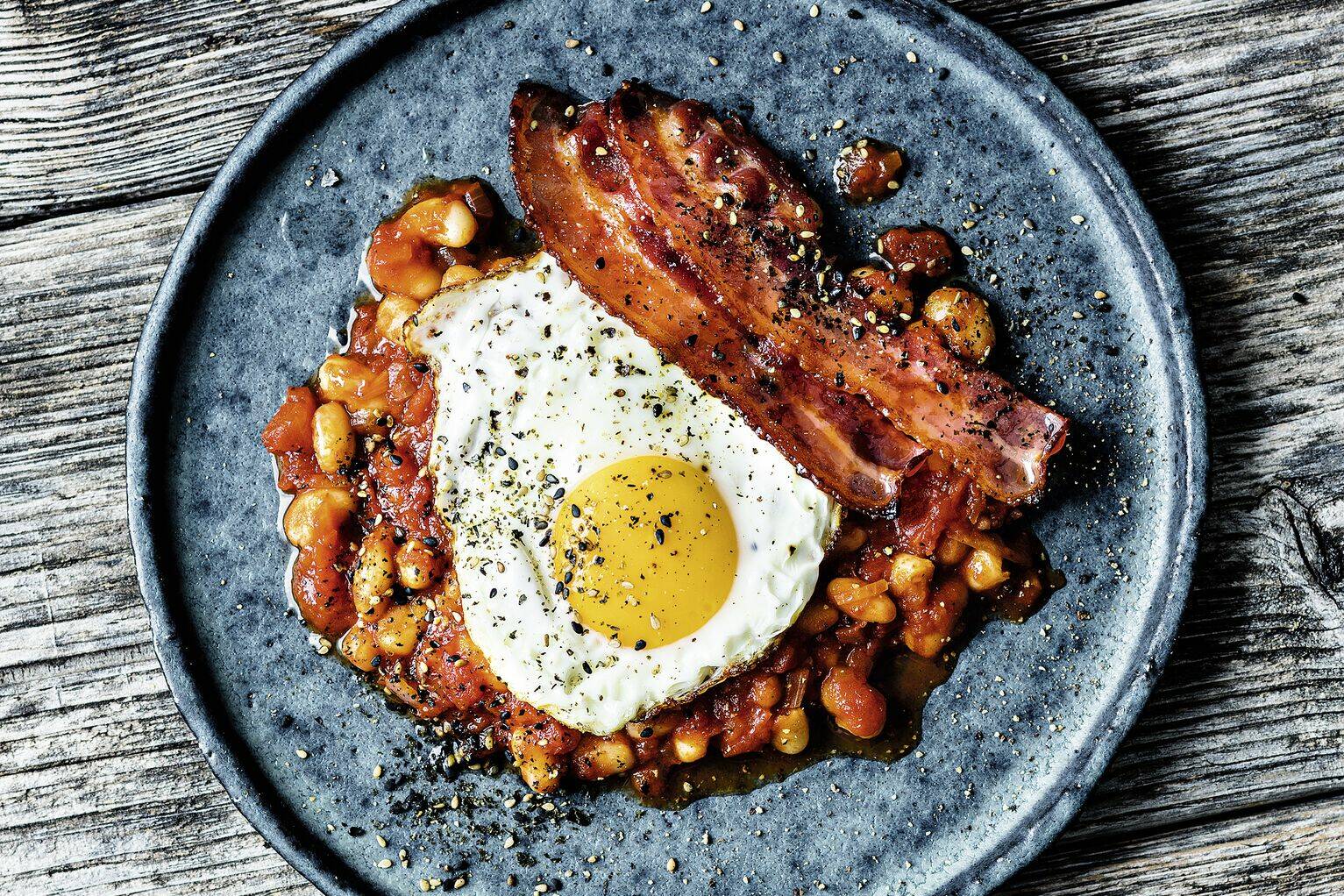 Baked Beans mit Speck und Spiegelei Rezept | Küchengötter