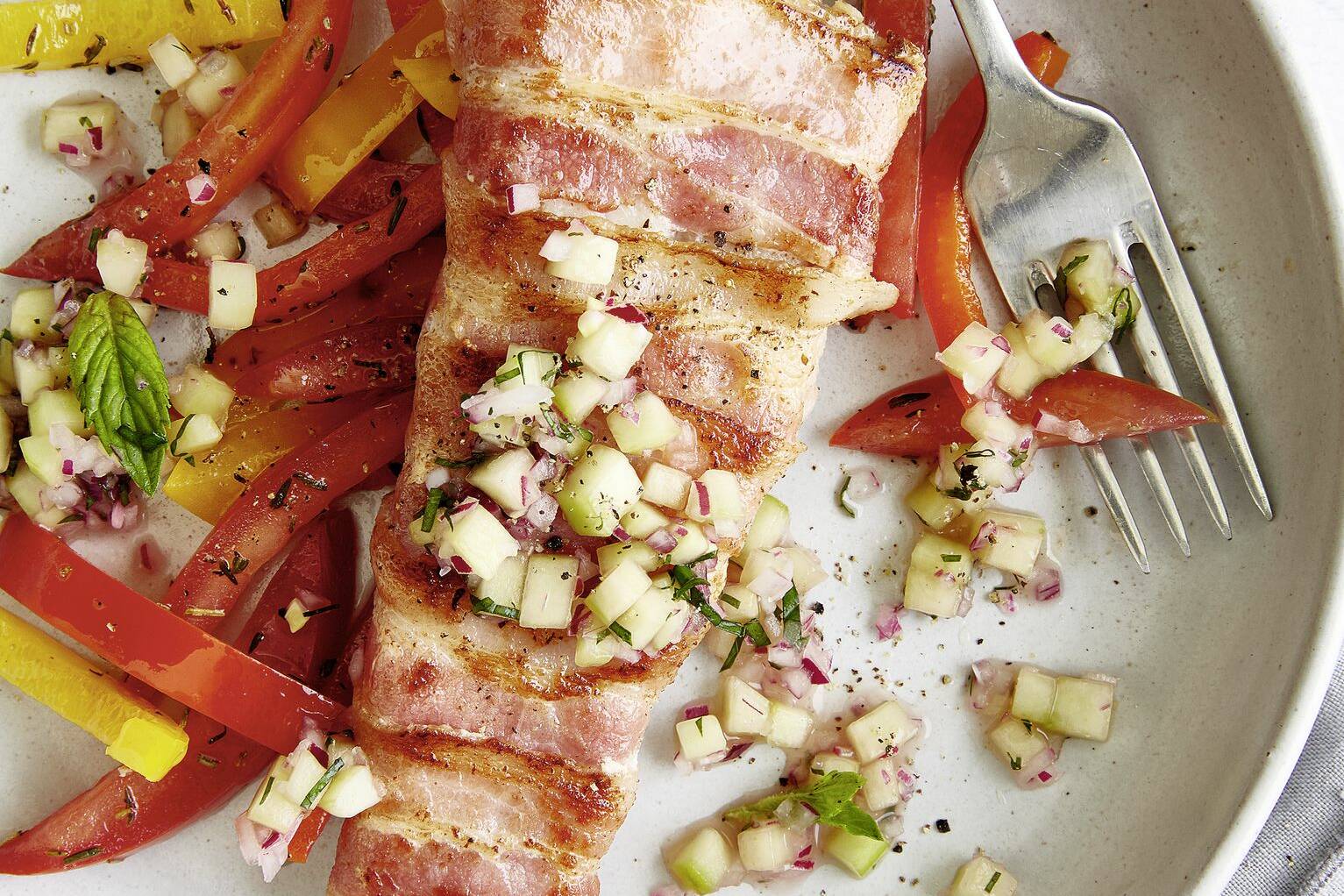 Seehecht im Speckmantel mit Gurkensalsa Rezept | Küchengötter