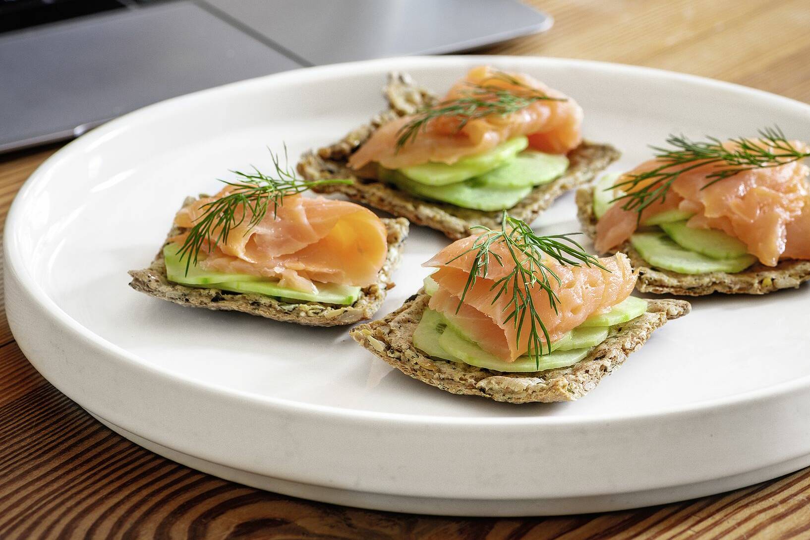 Saaten-Kerne-Cracker mit Lachs Rezept | Küchengötter