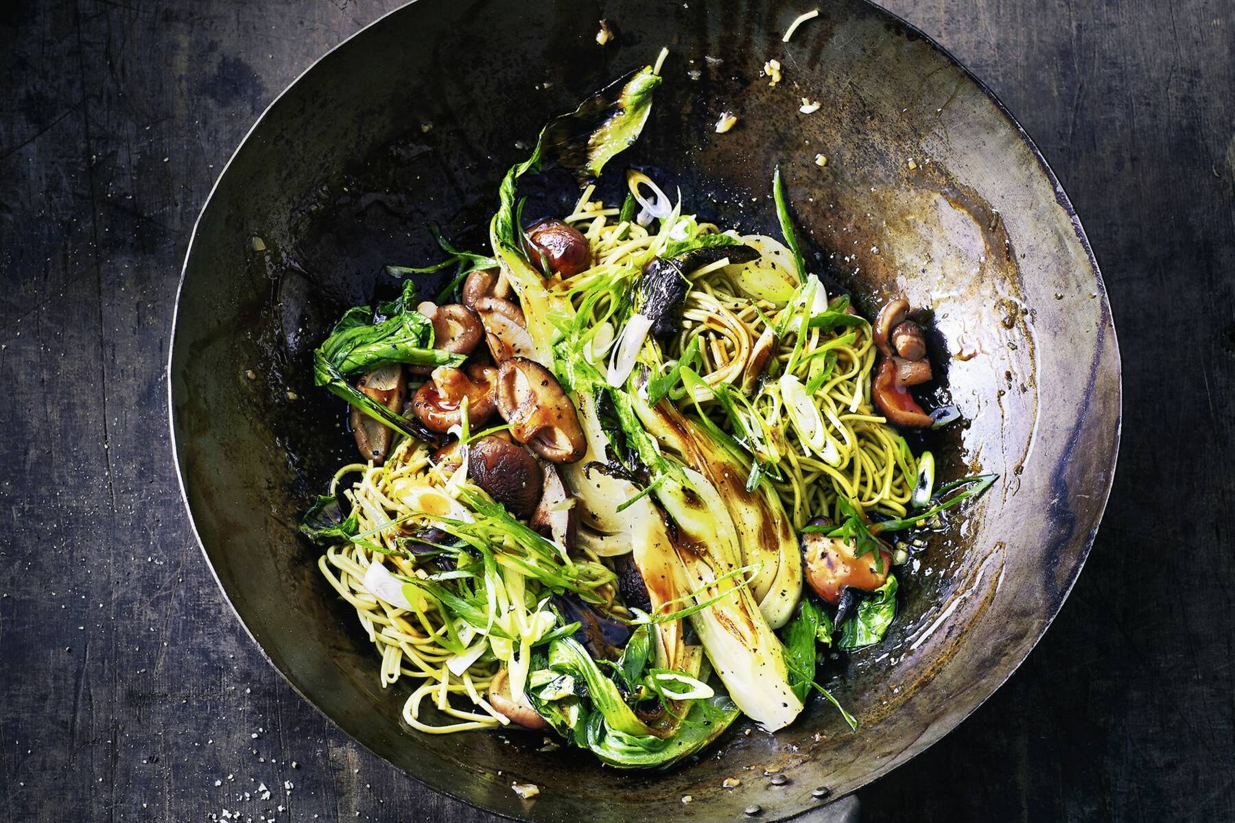Shiitake-Wok mit Pak Choi und Soba Rezept | Küchengötter