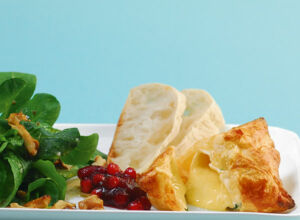 Gebackener Camembert mit Preiselbeeren Rezept | Küchengötter