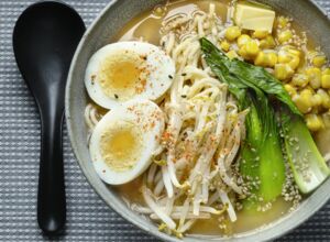 Hähnchen-Ramen-Suppe Rezept | Küchengötter