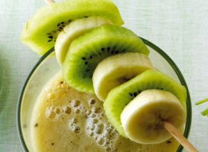 Kiwi-Apfel-Kompott mit Vanillesahne Rezept | Küchengötter