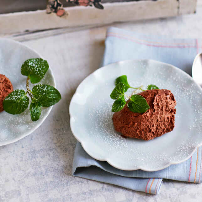 Mousse au Chocolat mit weißen Schoko-Raspeln Rezept | Küchengötter