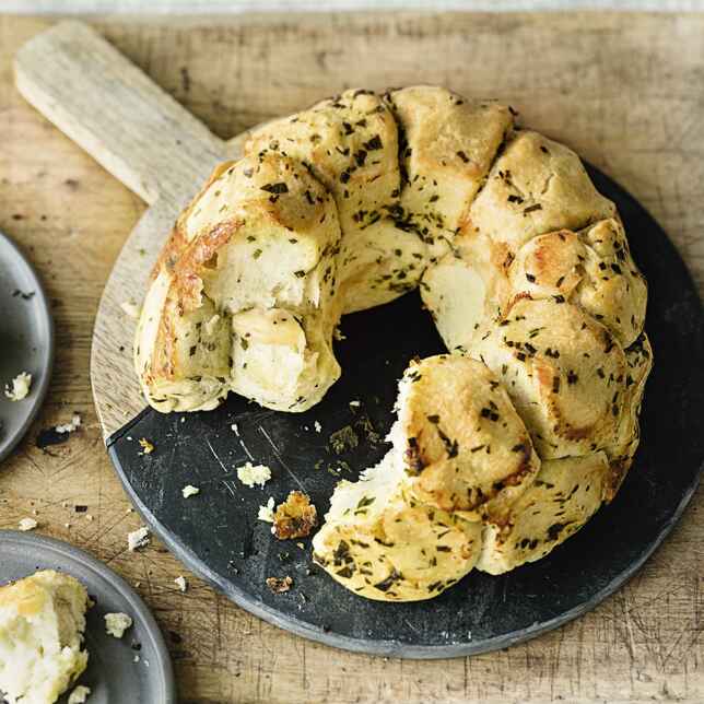Garlic-Cheese-Monkey-Bread Rezept | Küchengötter