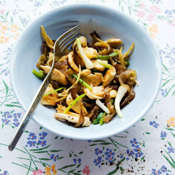 Hähnchenbrustfilet mit Chili und Basilikum (Pad Grapau Gai Sai Tua Fak ...