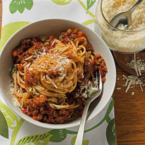 Spaghetti Bolognese mit frischem Basilikum Rezept | Küchengötter