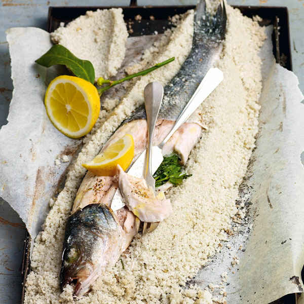Ganzer Wolfsbarsch mit frischen Kräutern Rezept | Küchengötter