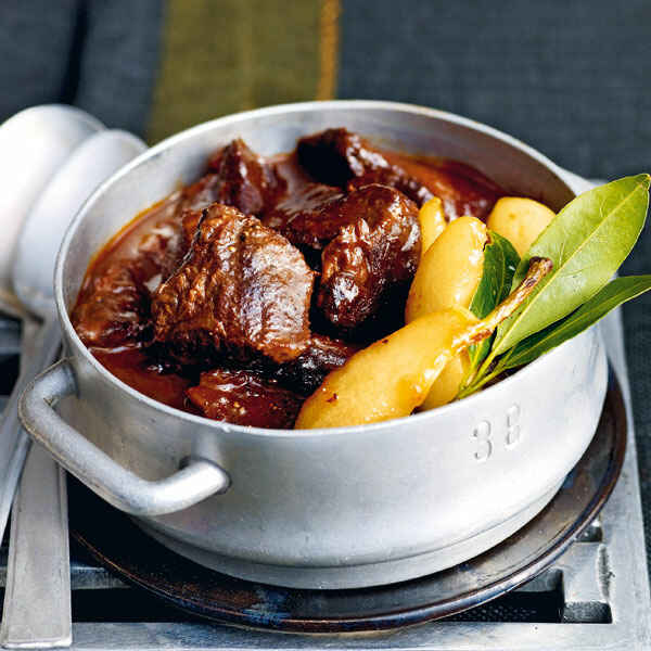 Hirschgulasch mit Äpfeln Rezept | Küchengötter