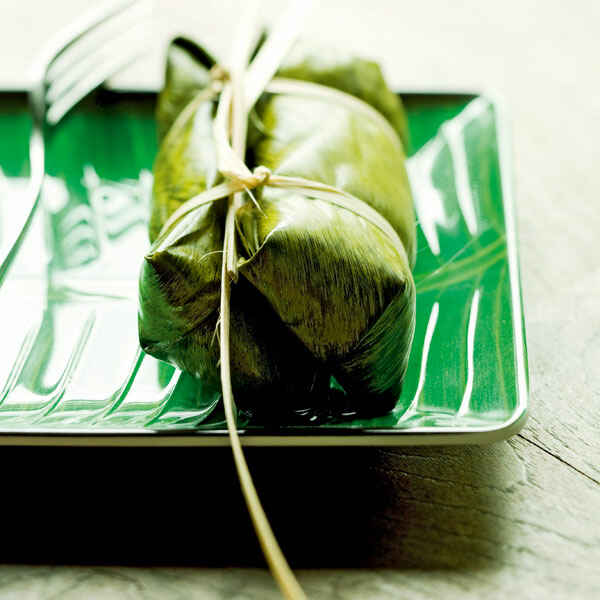 Süße Klebreispäckchen mit Bananen (Khao Thom Mad) Rezept | Küchengötter