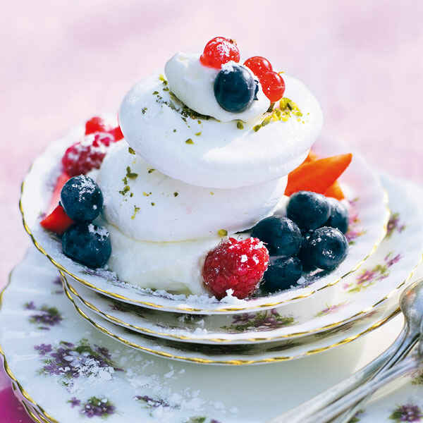 Schweizer Meringen mit Beeren und Sahne Rezept | Küchengötter