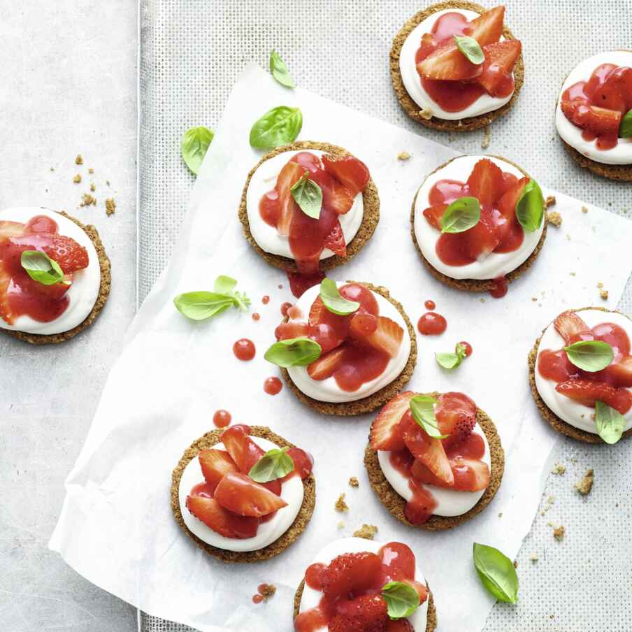 Mini-Cheese-Cakes mit Erdbeeren Rezept | Küchengötter