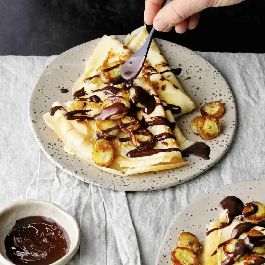 Zuckerfreie Crêpes mit Haselnussmus und Banane Rezept | Küchengötter