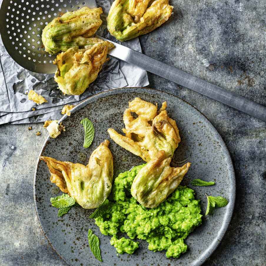 Frittierte Zucchiniblüten auf Erbsenpüree Rezept | Küchengötter