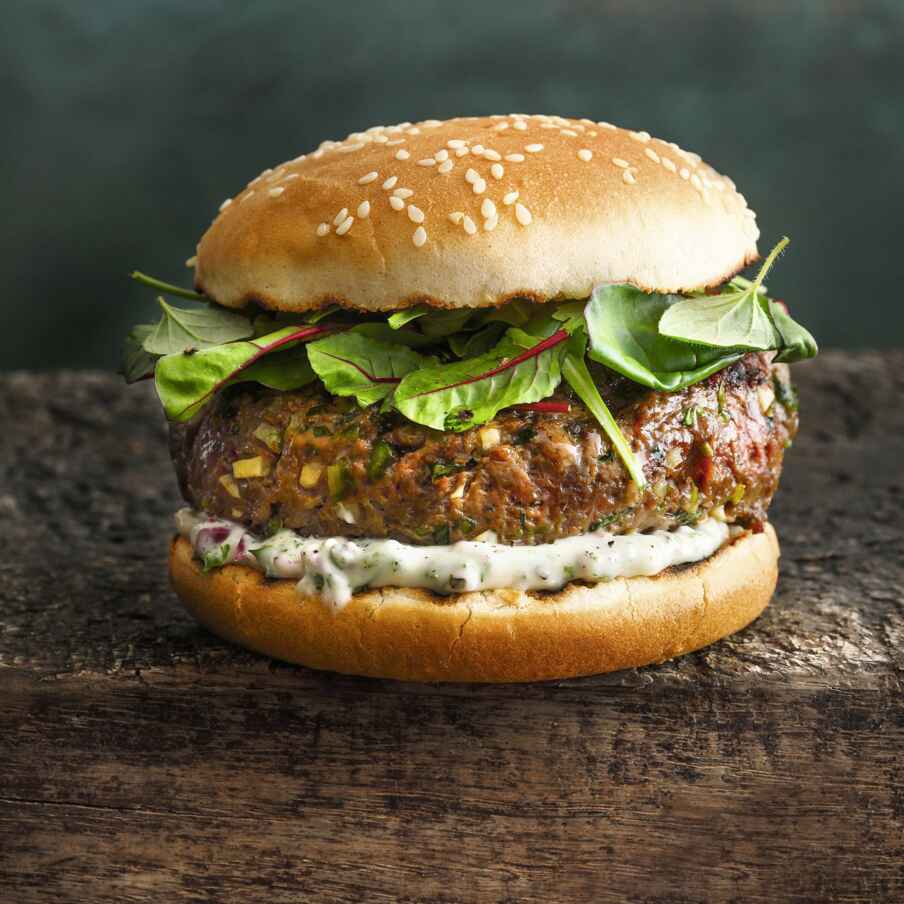 Hirschburger mit Wildkräutern Rezept | Küchengötter