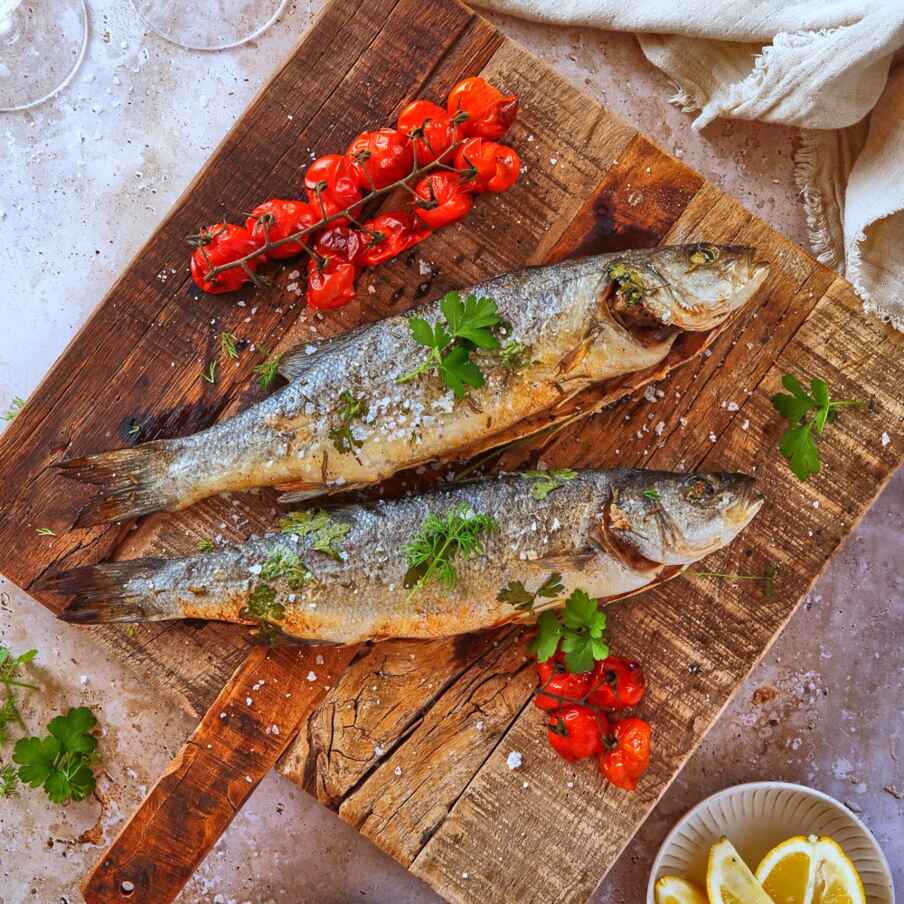 Ganzer Wolfsbarsch mit frischen Kräutern Rezept | Küchengötter