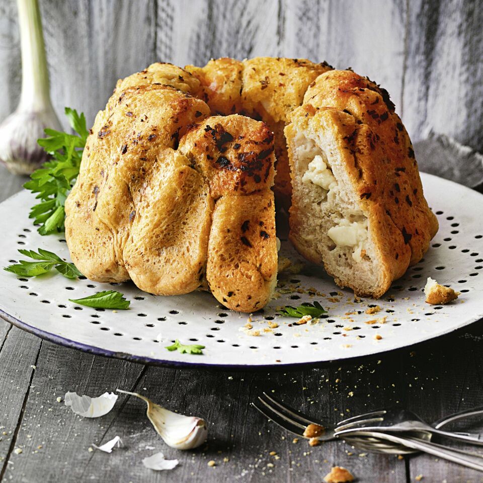 Garlic-Cheese-Monkey-Bread Rezept | Küchengötter
